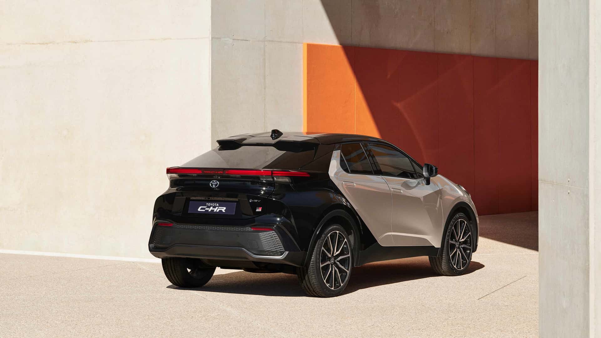 StriveME - تويوتا C-HR 2024 تظهر بتصميم جديد ولأول مرة هجينة بقوة 223 حصان